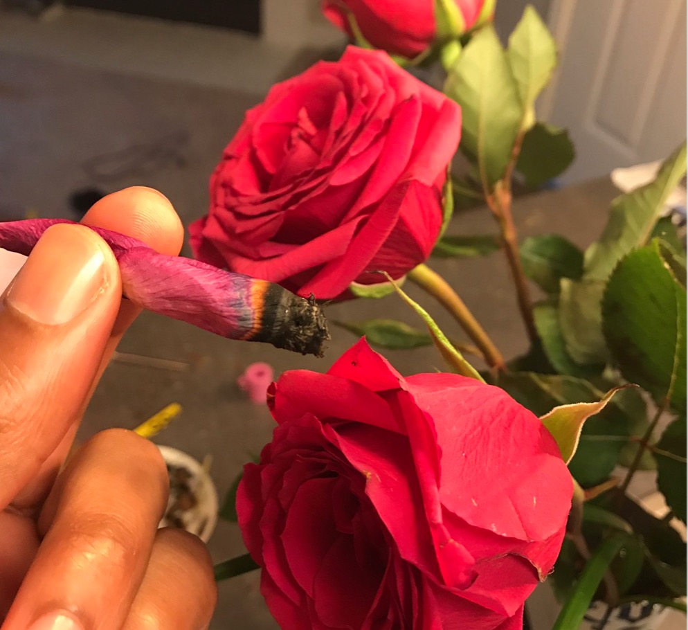 Wiettrendje - Joint rollen met rozenblaadjes! - CNNBS.nl