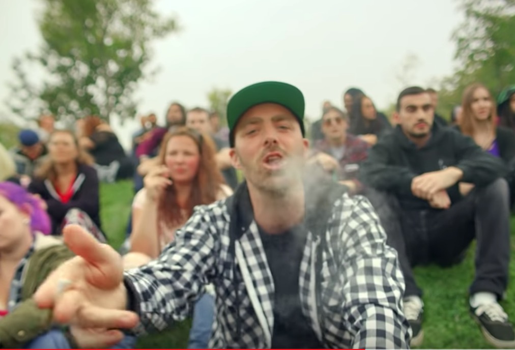 Rapper Classified eert zijn Canada met "Legal Marijuana" - CNNBS.nl