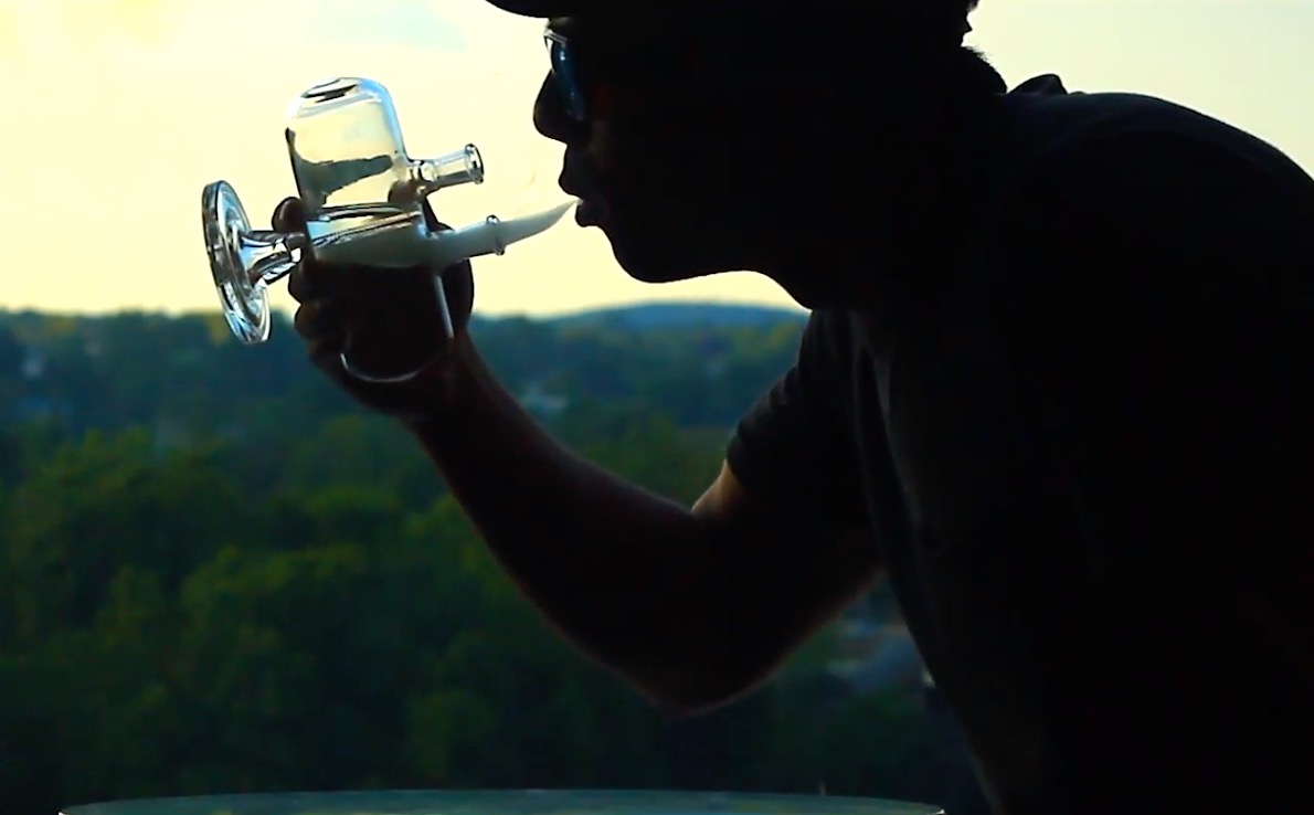 Kijk! Uit deze bong kun je wiet ...drinken! - CNNBS.nl