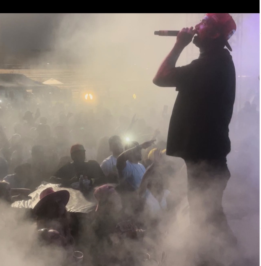 Rapper Chucky Chuck blaast halve publiek stoned op festival! - CNNBS.nl